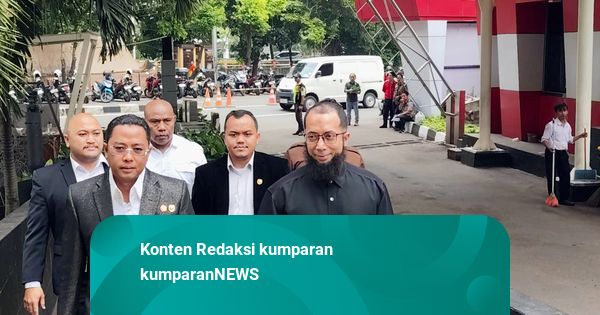 Khalid Basalamah Tiba di KPK Didampingi Pengacara, Jadi Saksi Kasus Kuota Haji | kumparan.com